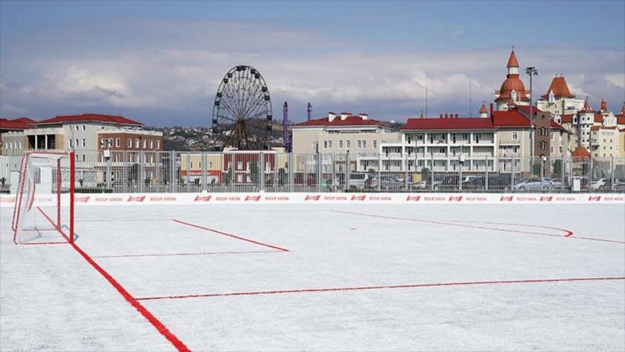 Cancha de fútbol hecha con vasos plásticos del Mundial de Rusia