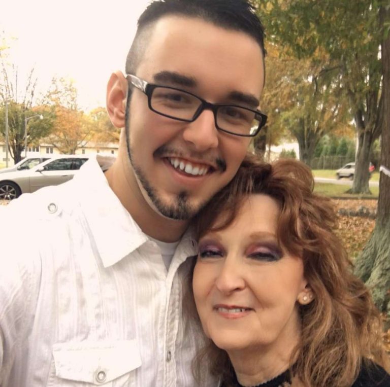 Mujer de 71 años se casó con joven de 17 que conoció en funeral de su hijo