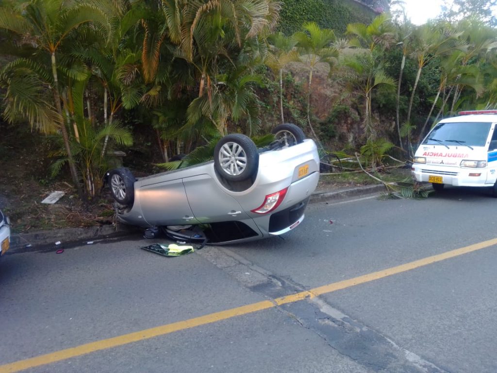 Terrible accidente dejó un carro volcado atrás de Chipichape - Q'hubo Cali