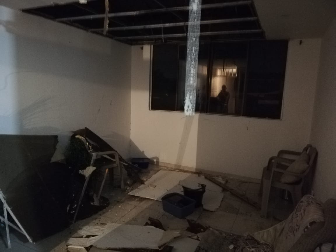 ¡Se le cayó el techo encima a tres personas por la lluvia! - Q'hubo Cali