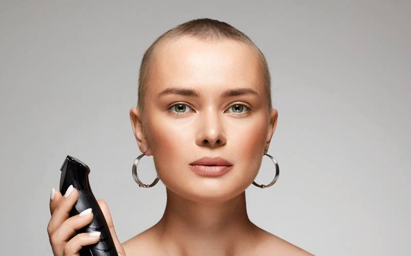 Una mujer las convenció de rapar su cabello para después estafarlas