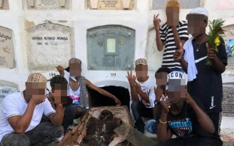 ¡Horroroso! En Cali desenterraron un muerto para tomarse una foto con ...