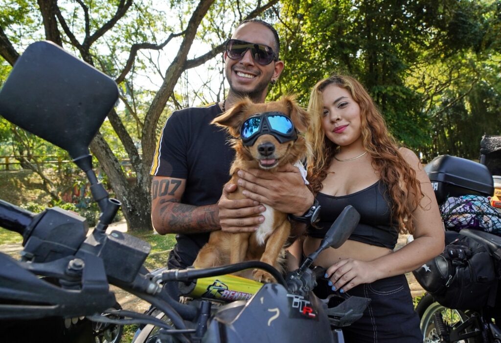 Los moteros recorren el país y el Valle junto a sus perros