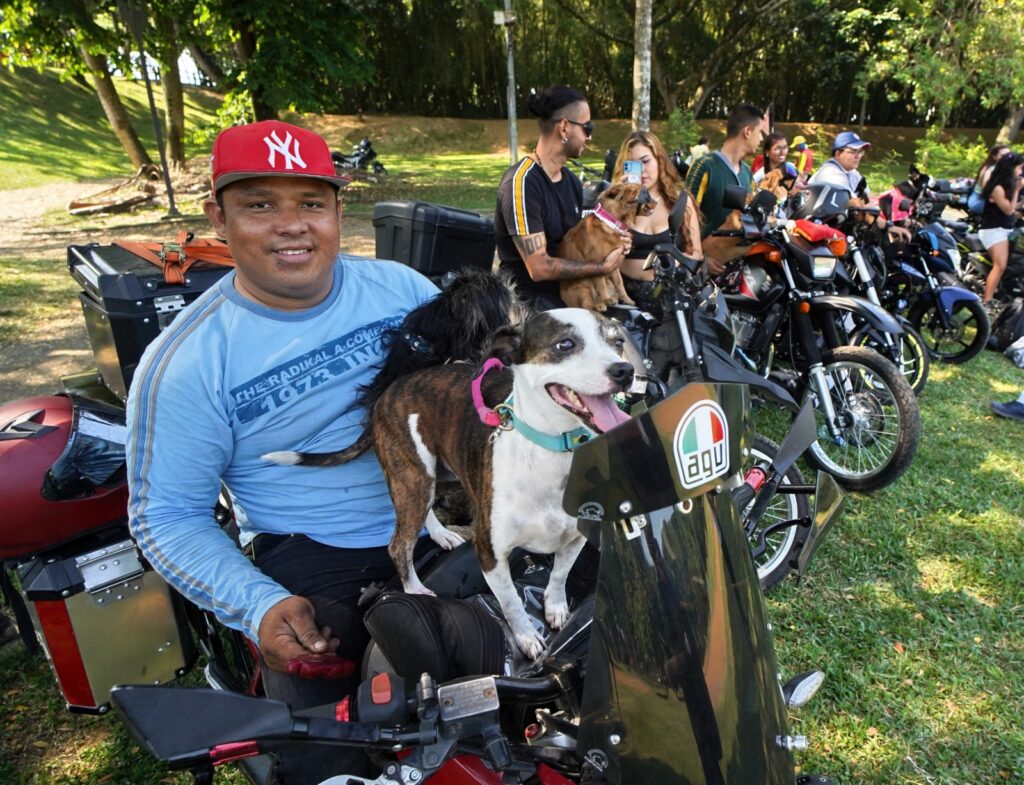 Los moteros recorren el país y el Valle junto a sus perros