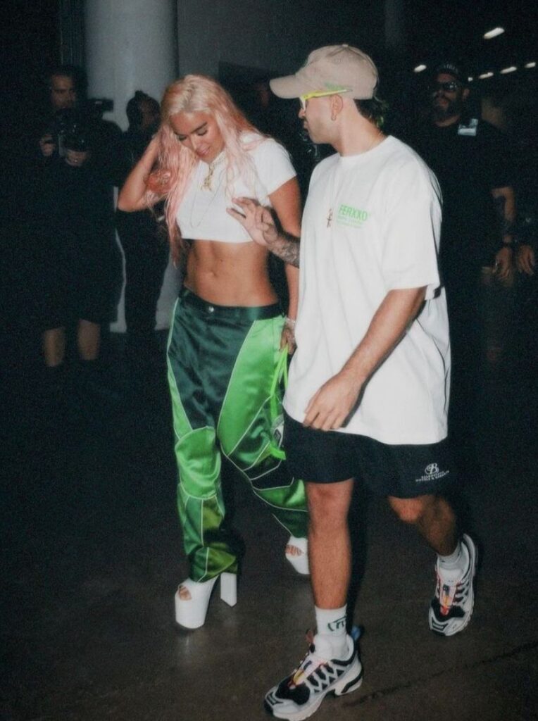 Agarraditos de las manos se dejaron ver Feid y Karol G